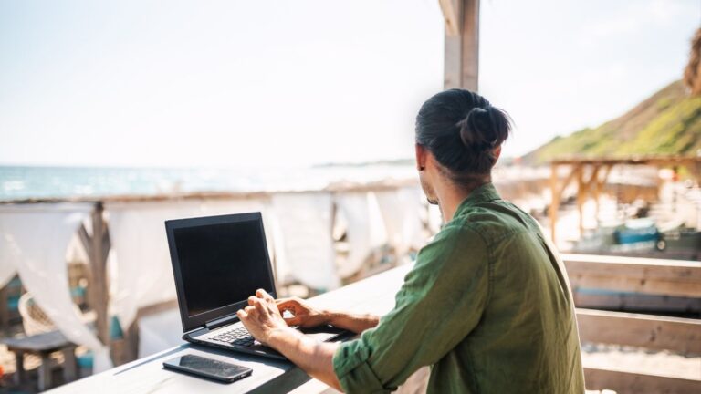 The Digital Nomad Lifestyle and How Technology Keeps It Alive