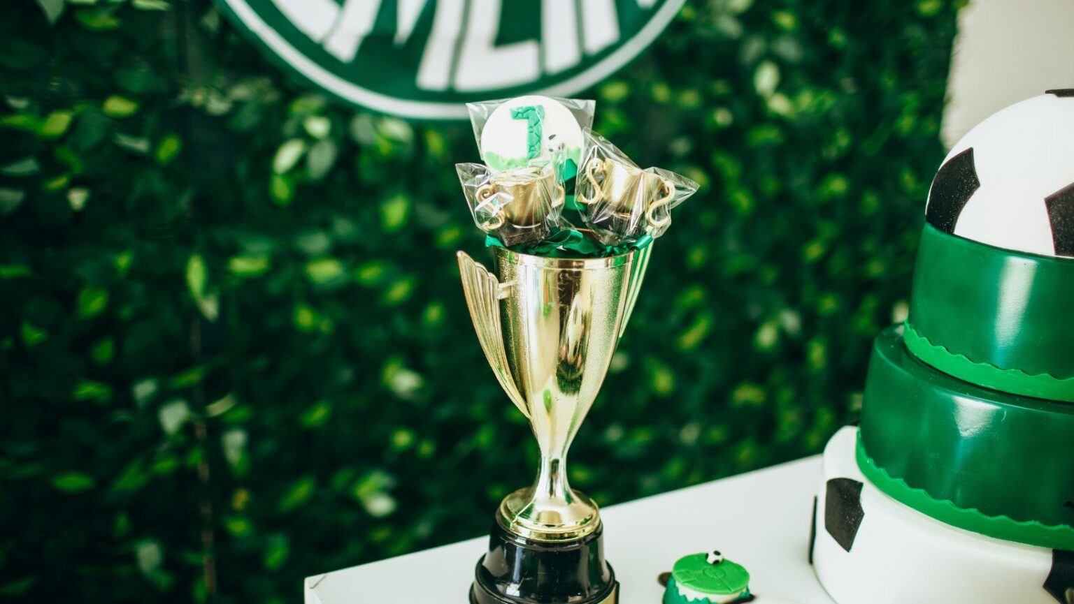 How Do Award Shows Choose Their Trophies - Theboringmagazine